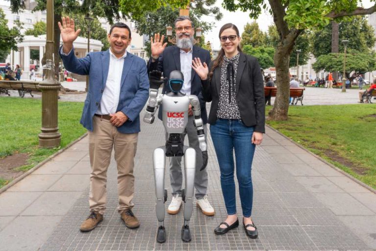 UCSC presenta en pleno centro de Concepción su primer robot humanoide ...
