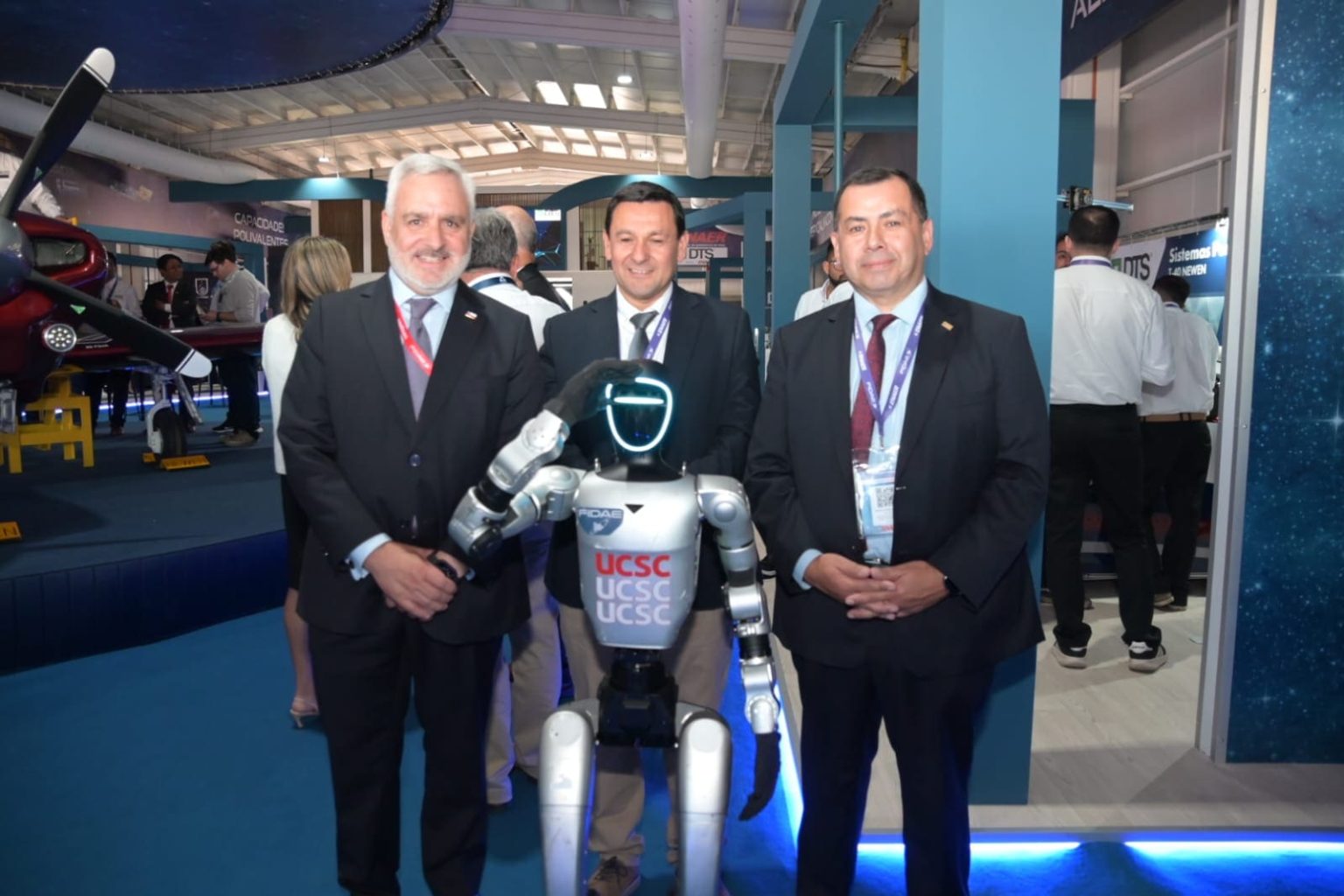 Robot humanoide de la UCSC participó en la inauguración de FIDAE 2026 ...